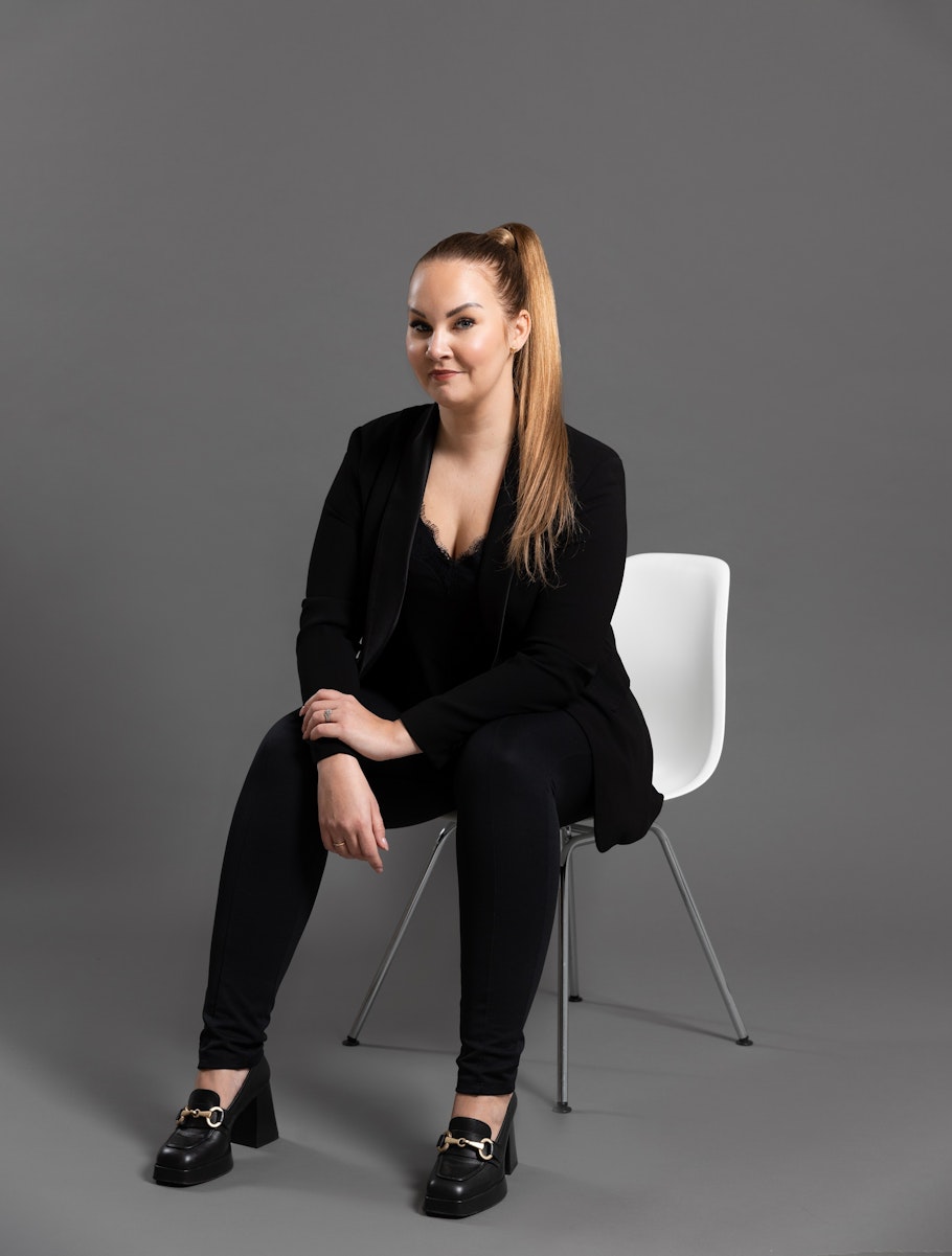 Toimitusjohtajan palkka: Jenni, 30, kertoo, mitä tienaa